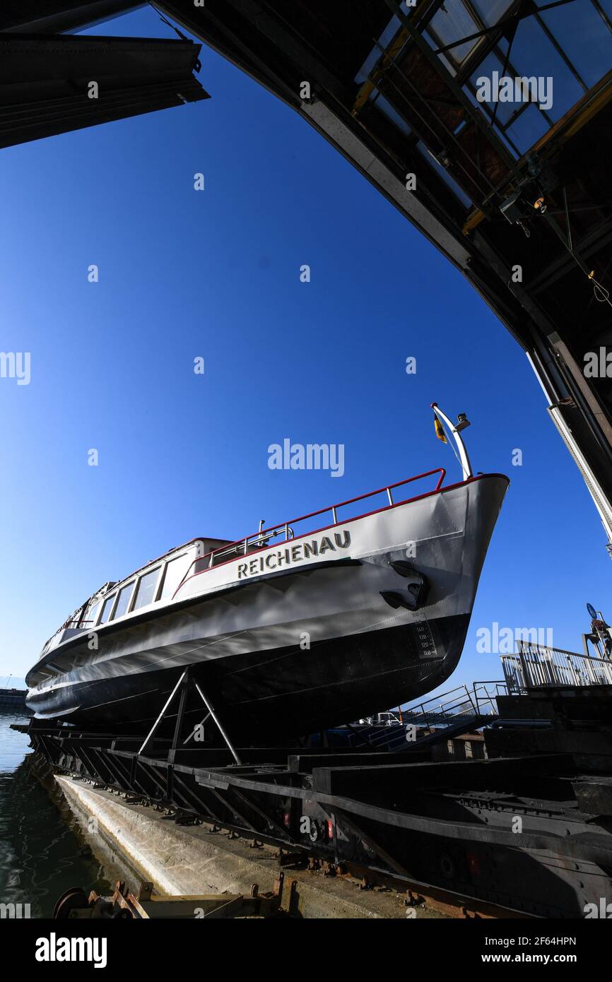 Friedrichshafen, Germany. 30th Mar, 2021. The passenger ship MS ...