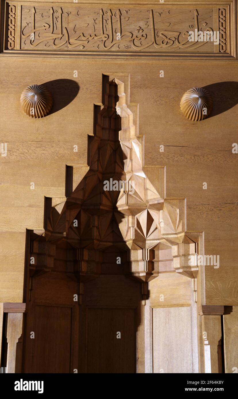 Handmade wood carved mosque mihrab Stock Photo - Alamy