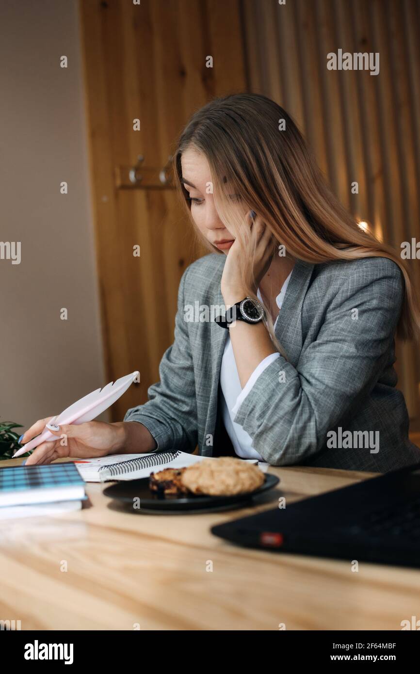 Procrastinate student hi-res stock photography and images - Alamy