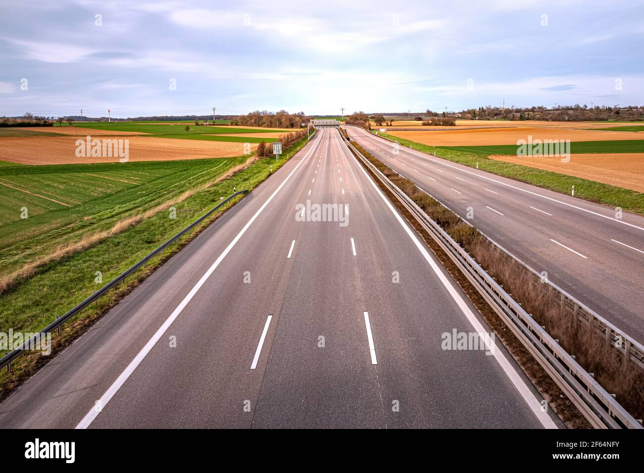 Lockdown empty highway hi-res stock photography and images - Alamy