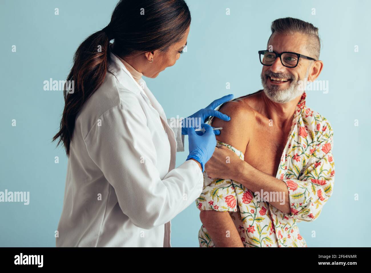 Doctor giving patient shot hi-res stock photography and images - Alamy