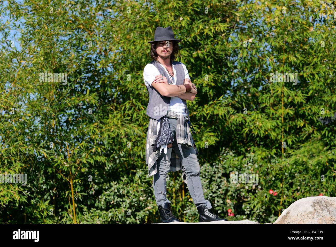 Actor posing for photographers in person Jonny Deep outfit double at ...