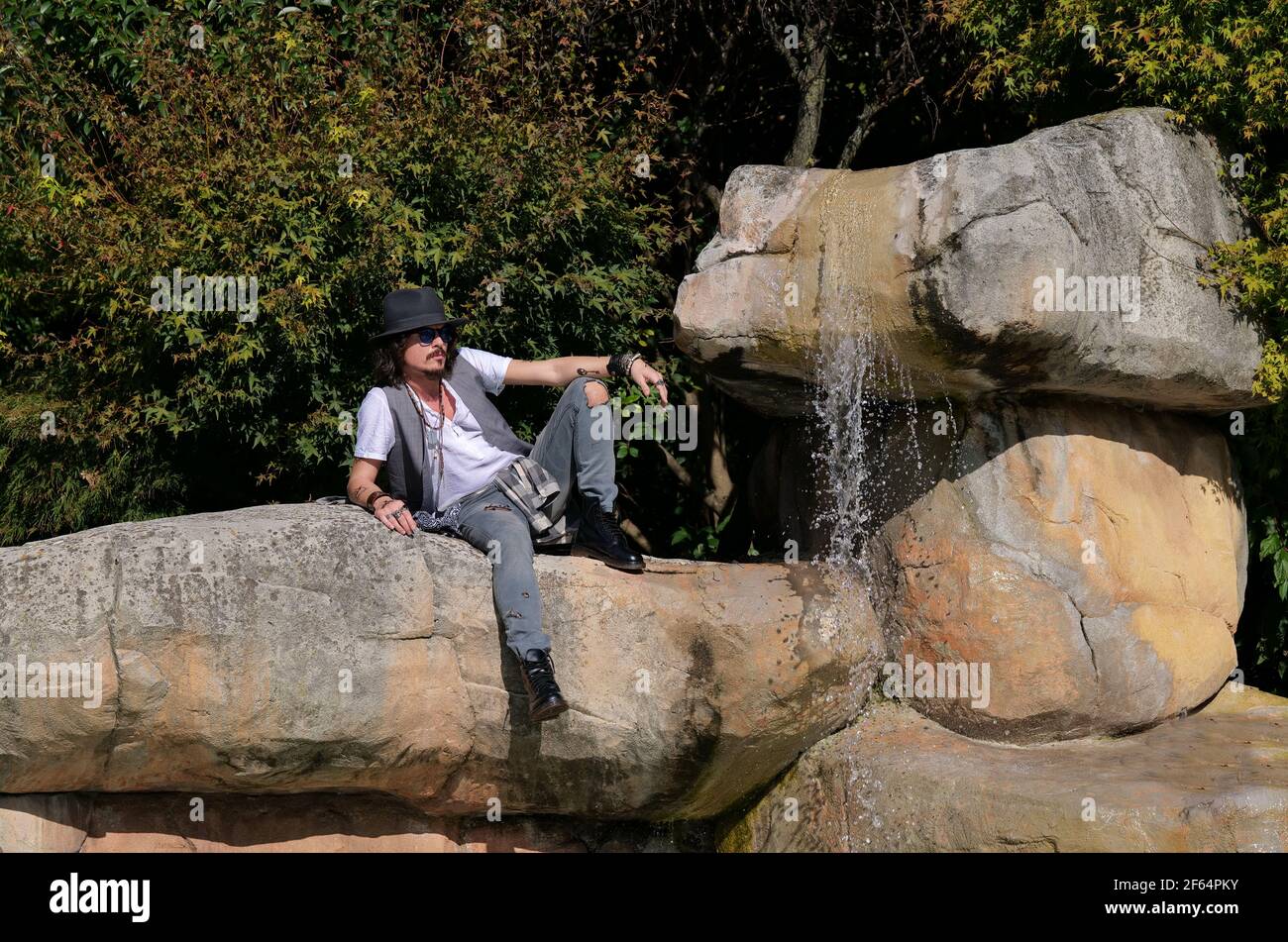 Actor posing for photographers in person Jonny Deep outfit double at ...