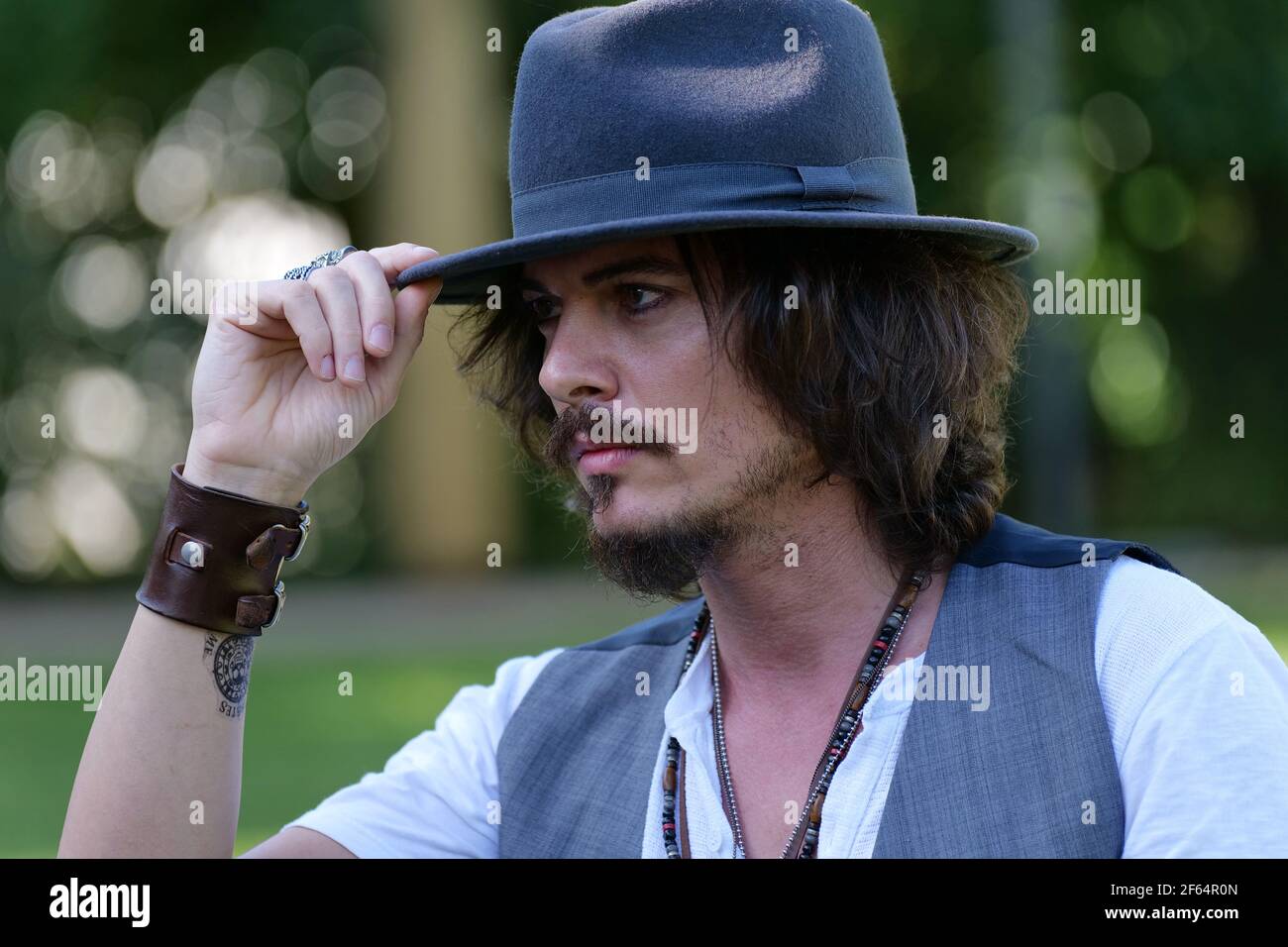 Actor posing for photographers in person Jonny Deep outfit double at ...