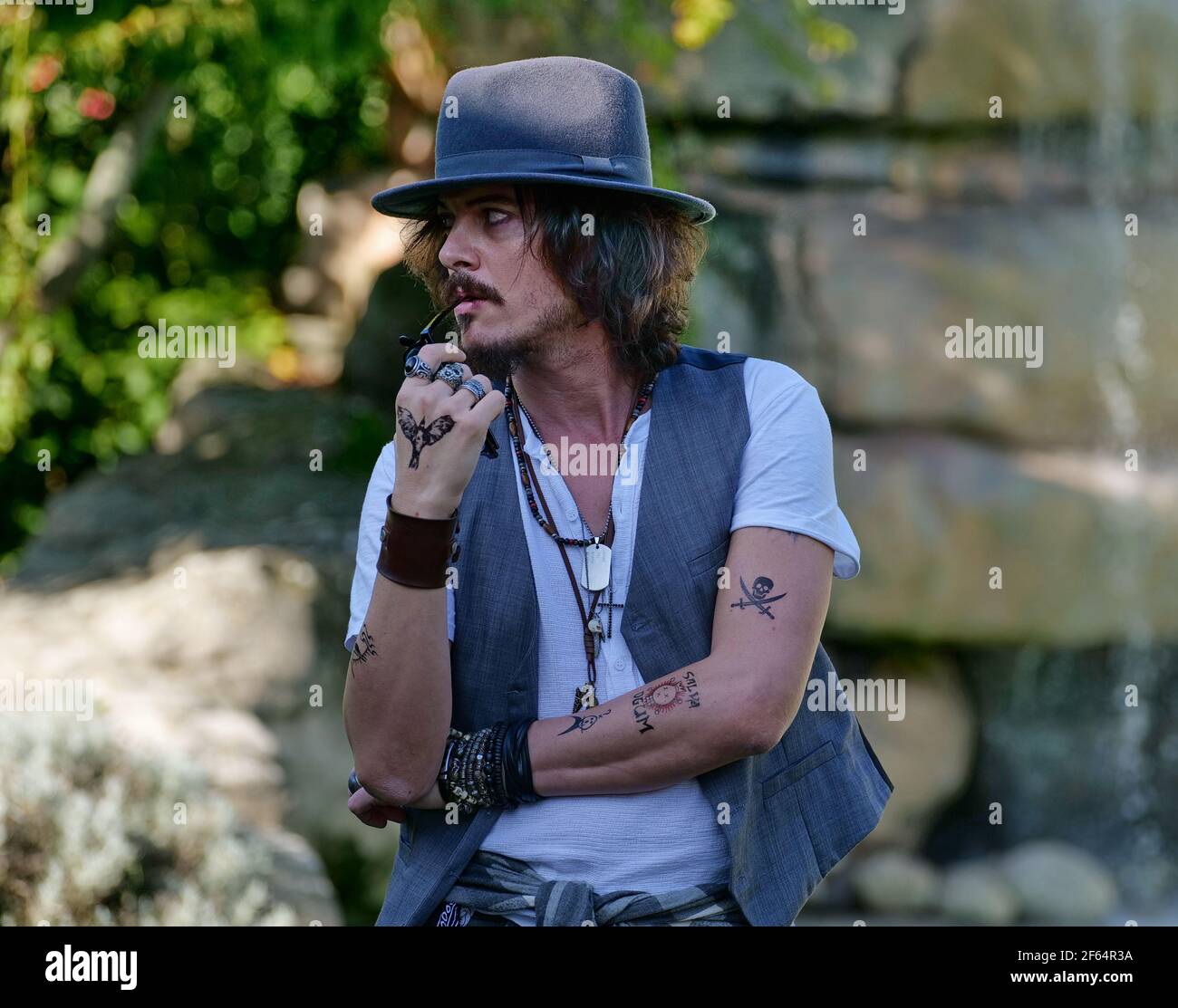 Actor posing for photographers in person Jonny Deep outfit double at ...