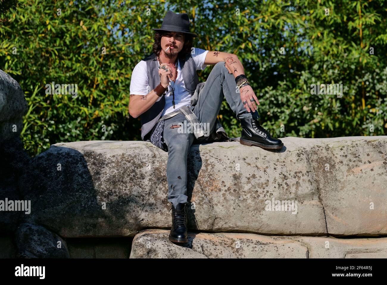 Actor posing for photographers in person Jonny Deep outfit double at ...