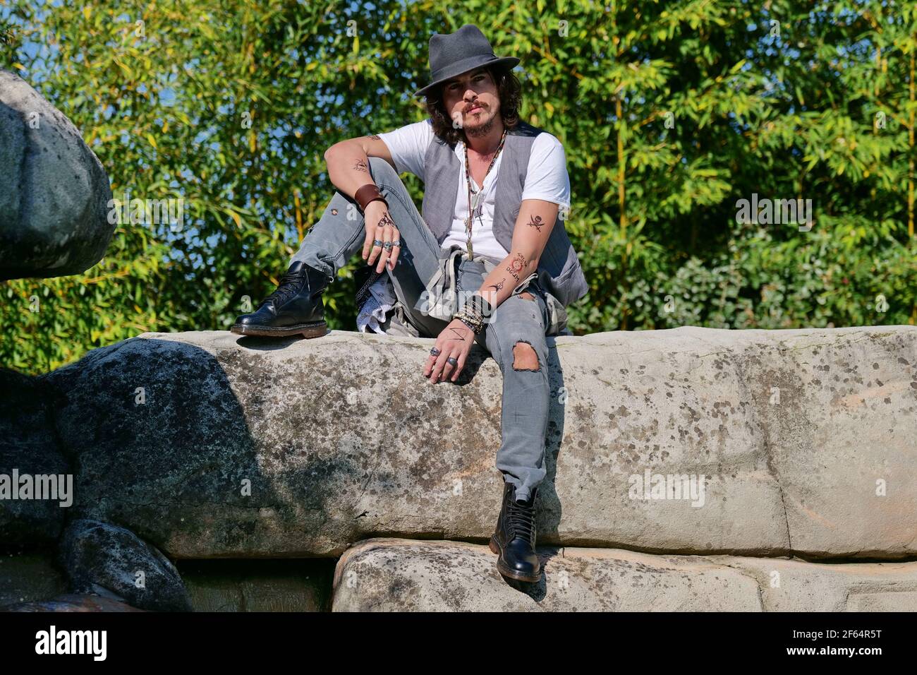 Actor posing for photographers in person Jonny Deep outfit double at ...