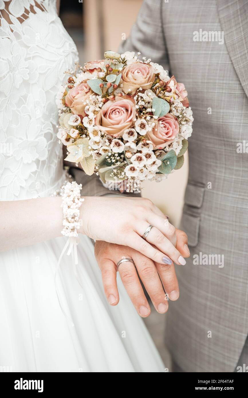 Flower hand bouquet hi-res stock photography and images - Alamy