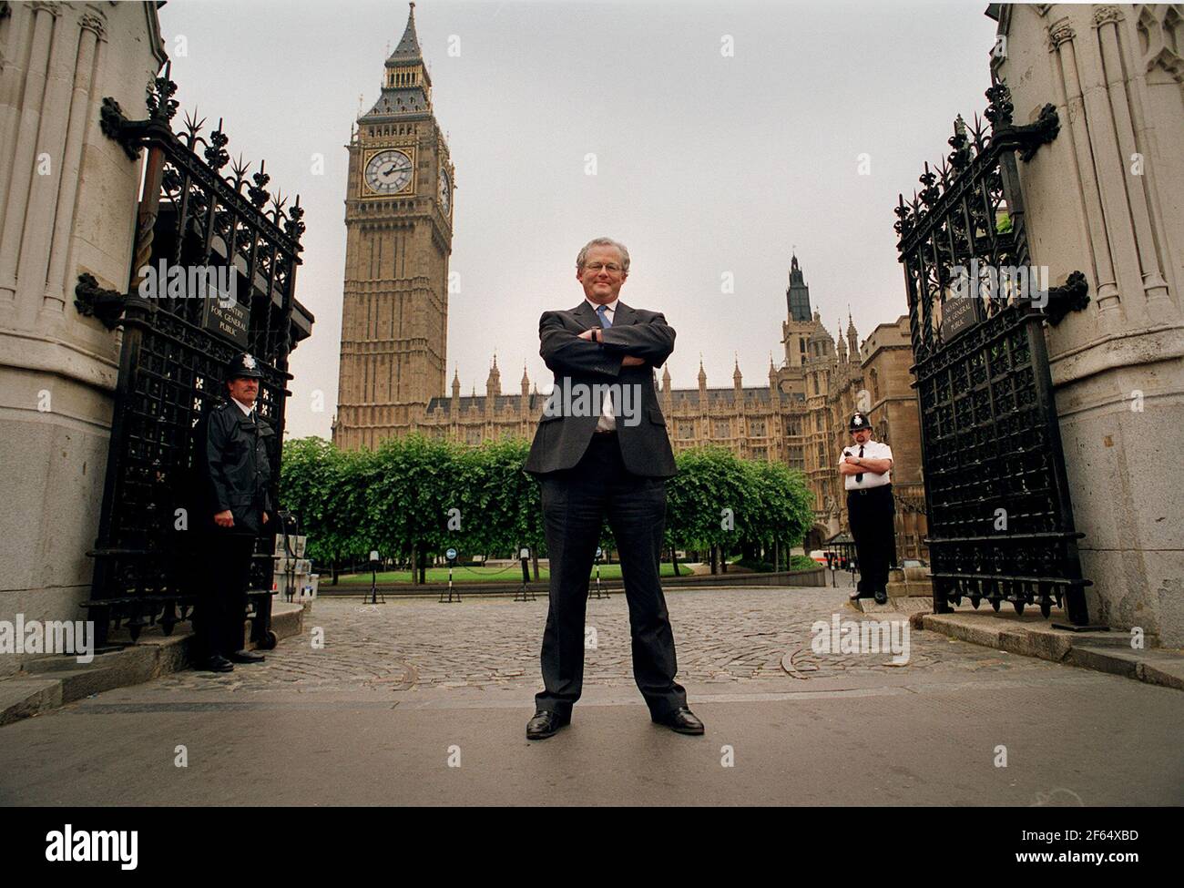 SIMON CARR NEW COLUMNIST FOR THE INDEPENDENT JUNE 2000 OUTSIDE THE ...