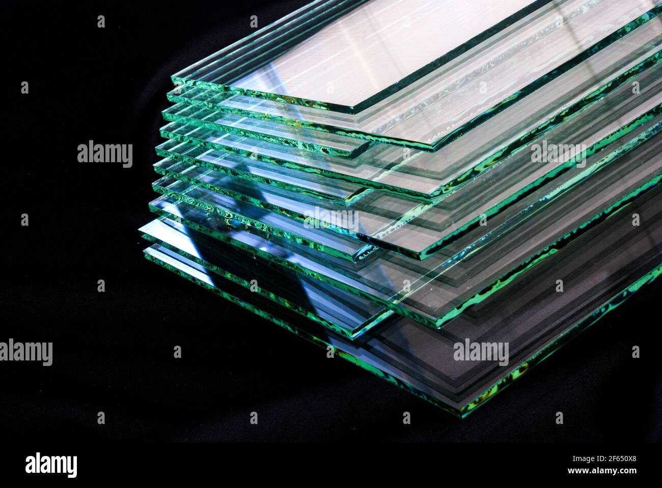 Sheets of Factory manufacturing tempered clear float glass panels cut ...