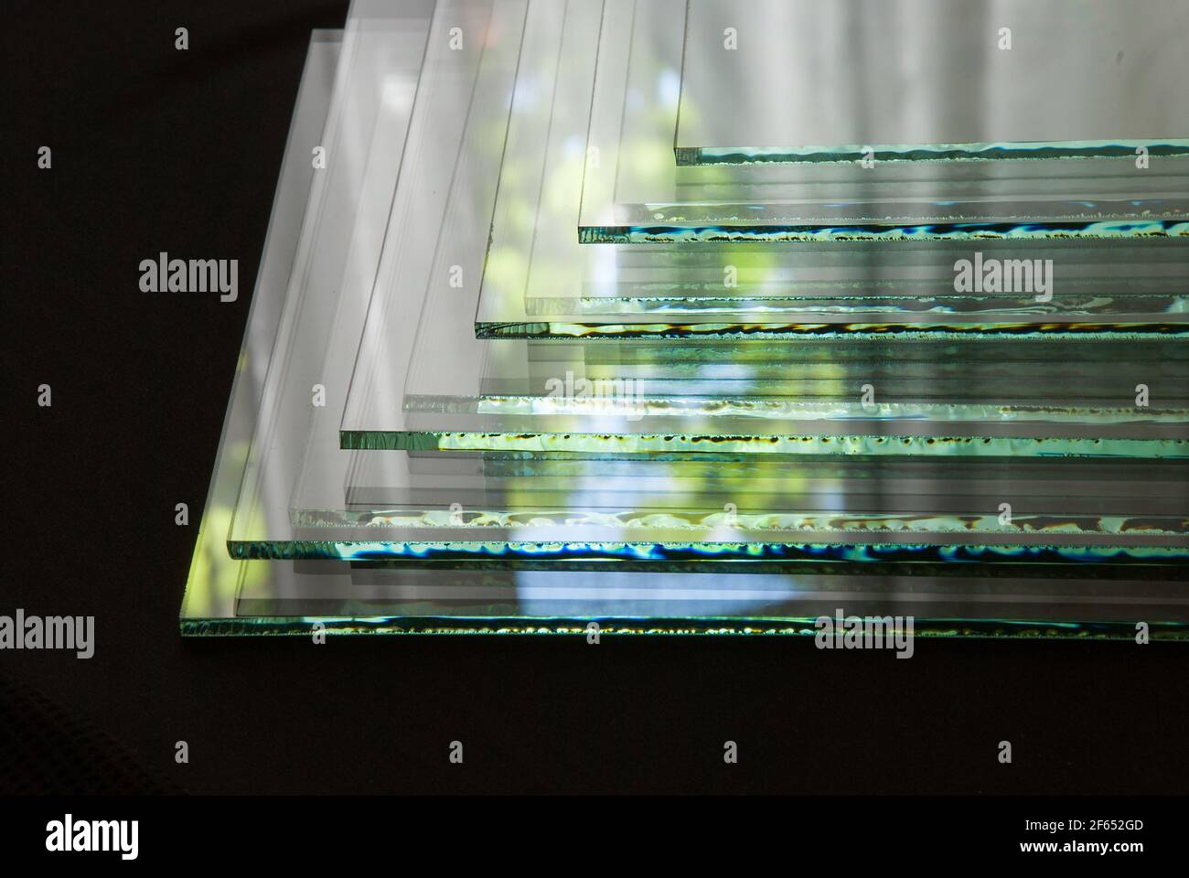 Sheets of Factory manufacturing tempered clear float glass panels cut ...