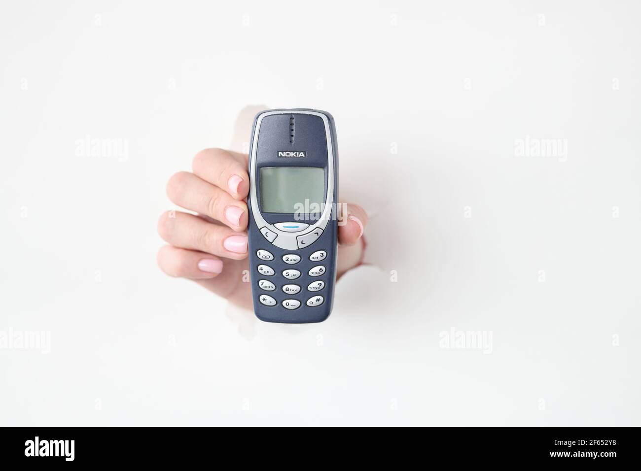Female hand hold button phone Nokia 3310 Stock Photo - Alamy