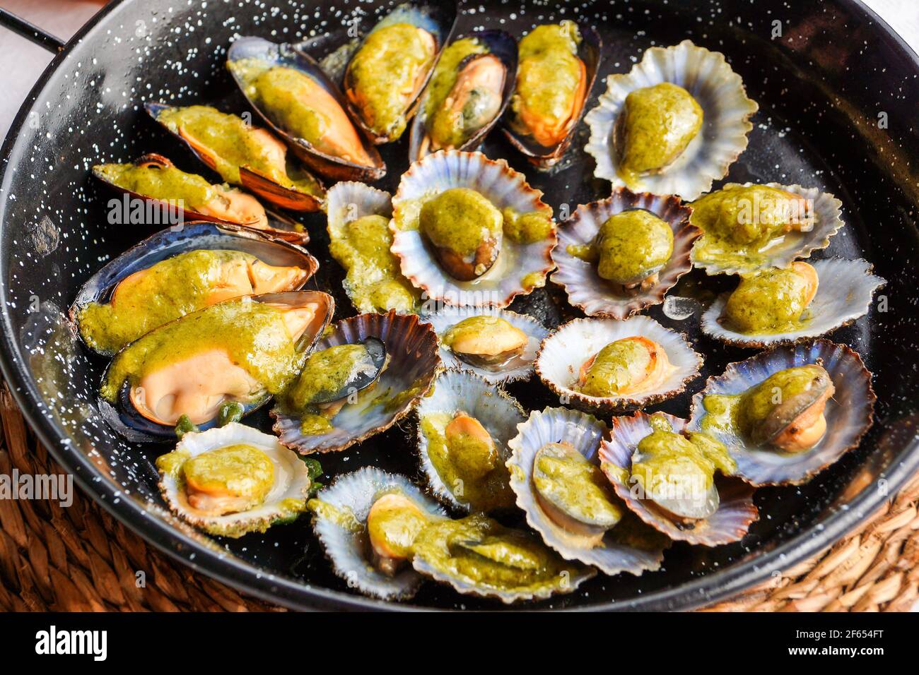 Mussels fried in pan cook hi-res stock photography and images - Alamy
