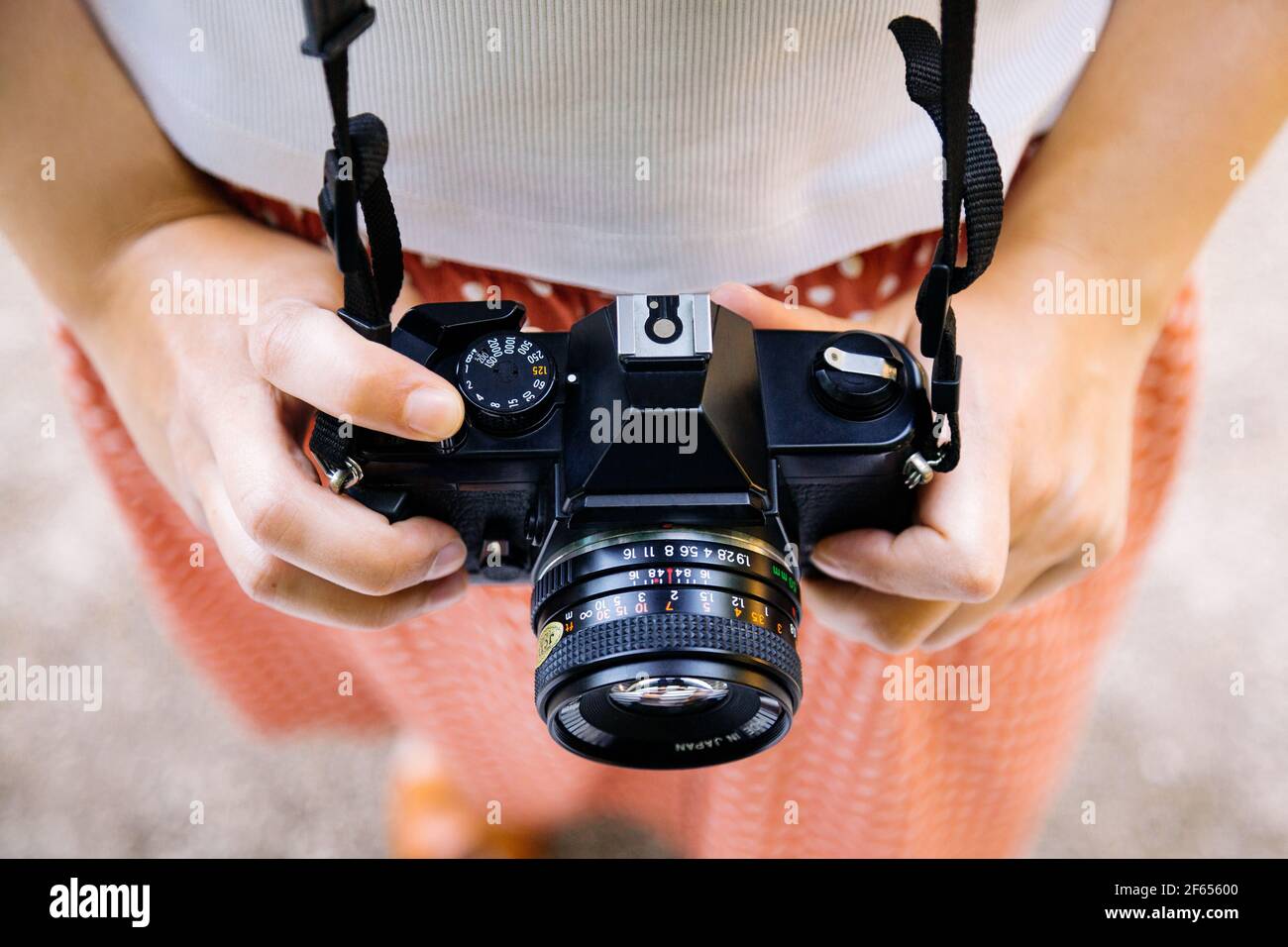 Woman taking photo slr hi-res stock photography and images - Alamy