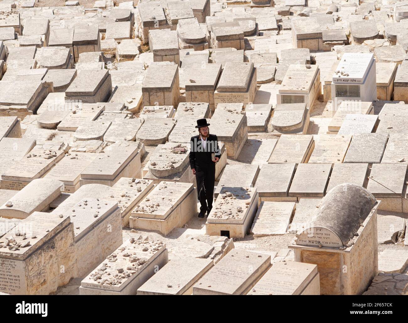 Lone grave hi-res stock photography and images - Alamy