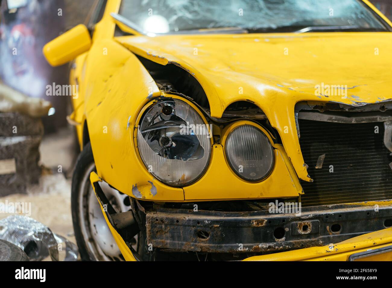 Car body damage yellow hi-res stock photography and images - Alamy