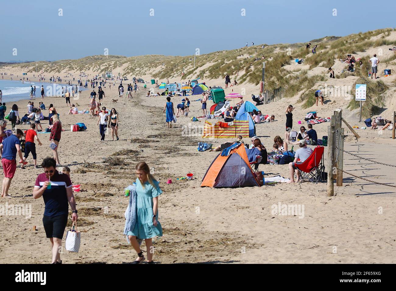 Camber, East Sussex, UK. 30th Mar, 2021. UK Weather: Warm spring ...