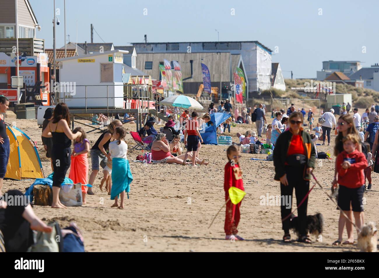 Camber, East Sussex, UK. 30th Mar, 2021. UK Weather: Warm spring ...
