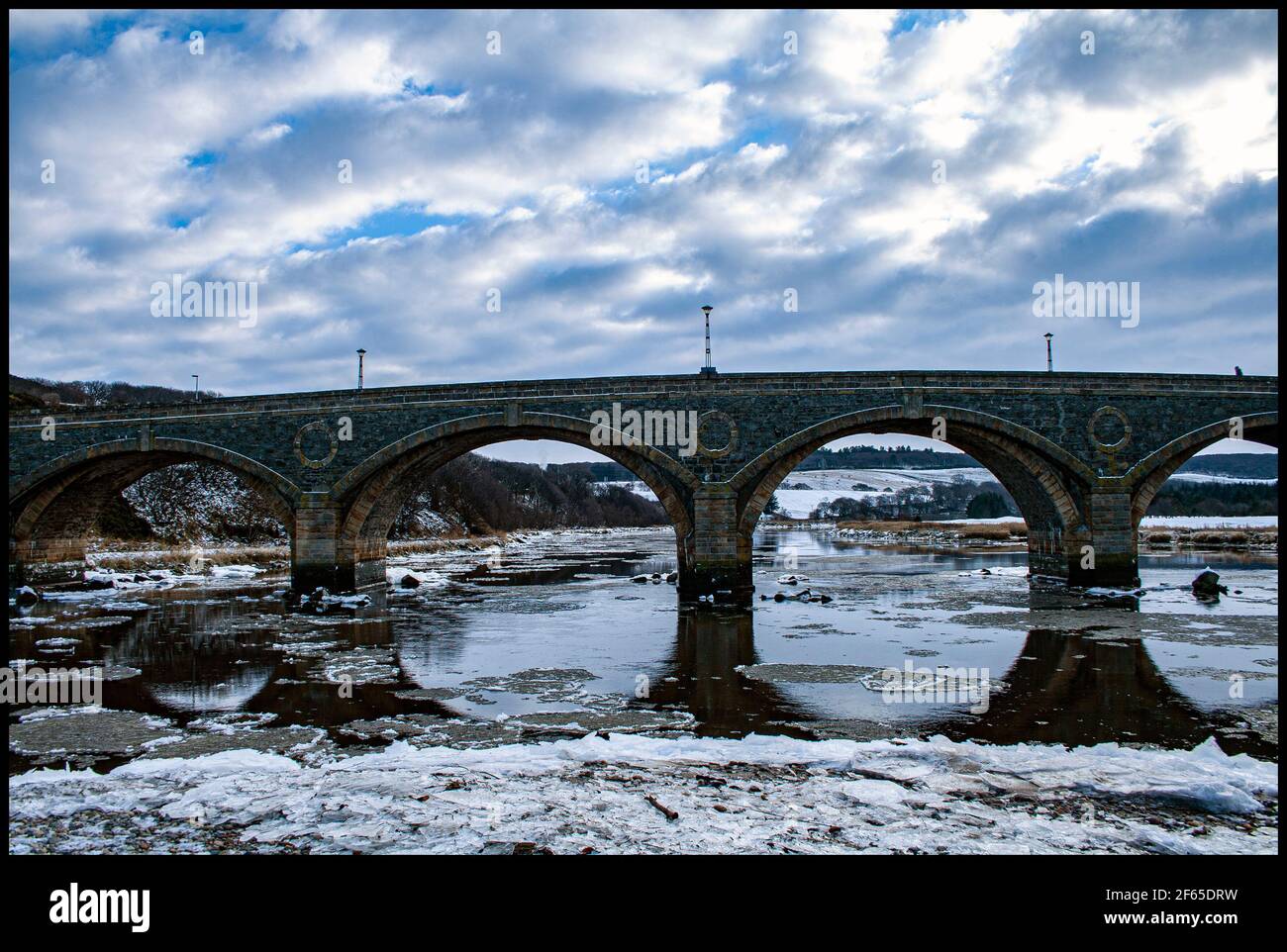 Iced up river hi-res stock photography and images - Alamy