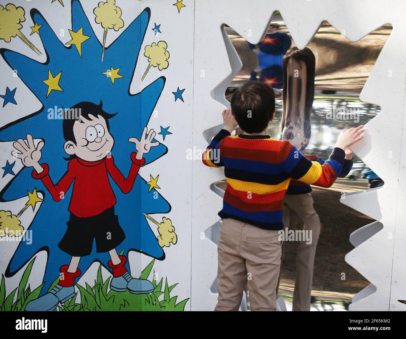 Bendy mirror hi-res stock photography and images - Alamy