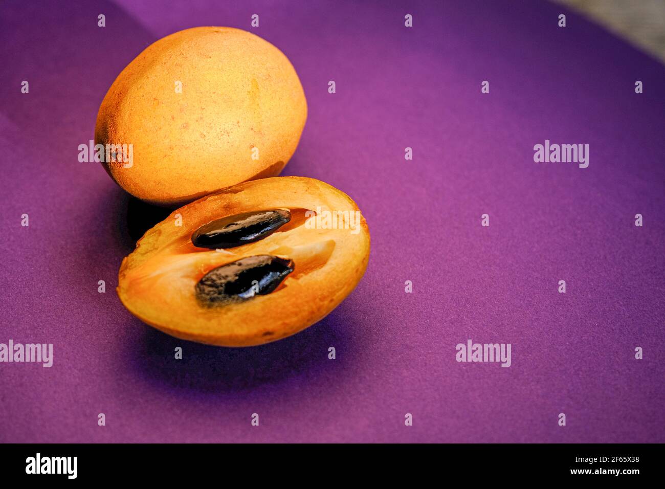 chikoo sapato brown fruit from india Stock Photo - Alamy