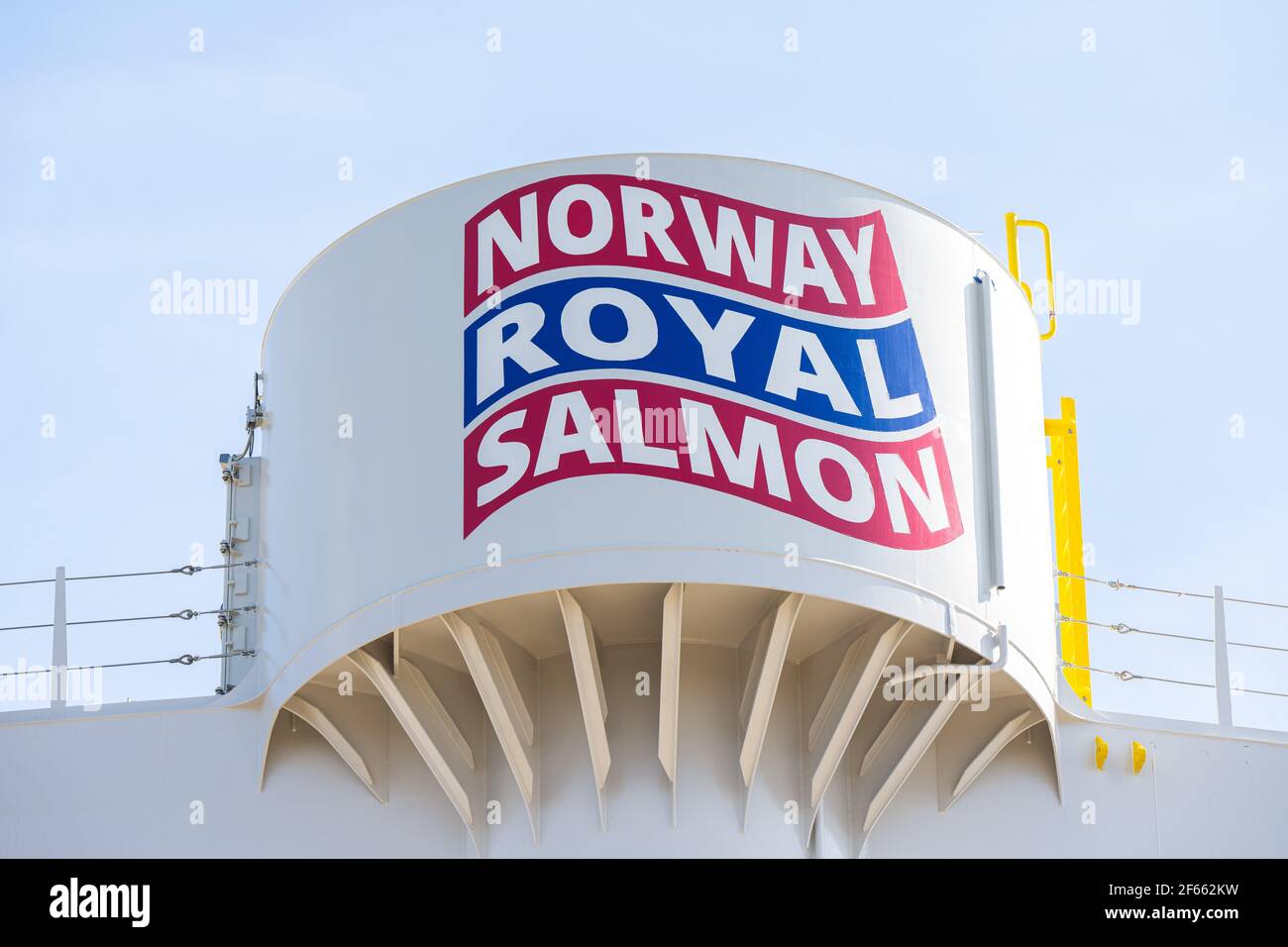 Deep sea salmon farm hi-res stock photography and images - Alamy