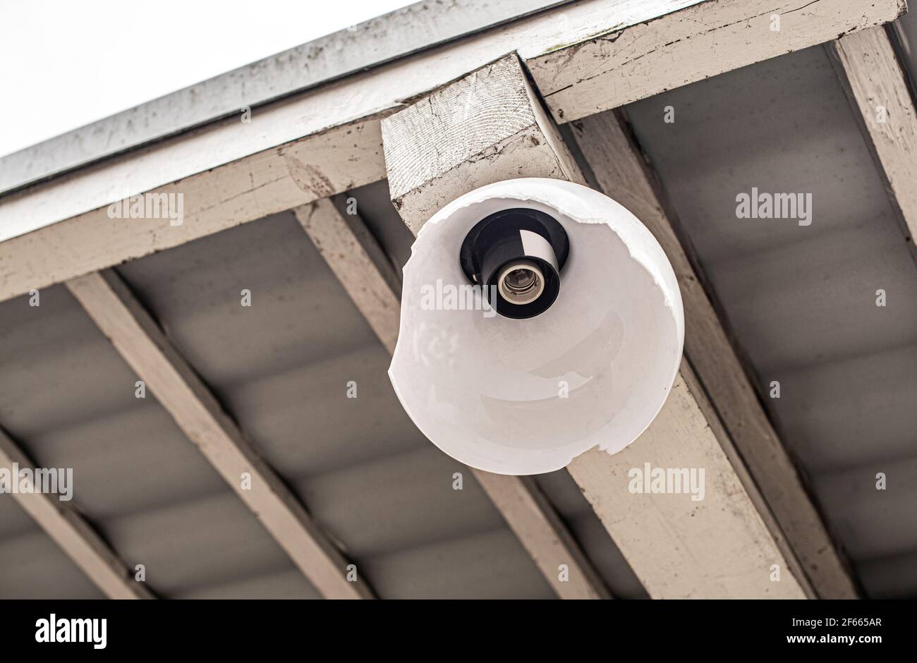 Broken old light bulb hi-res stock photography and images - Alamy