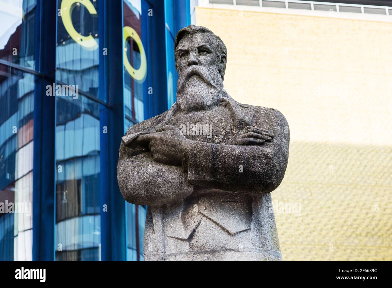 Friedrich Engels Statue. Tony Wilson Place, Manchester, England Stock ...