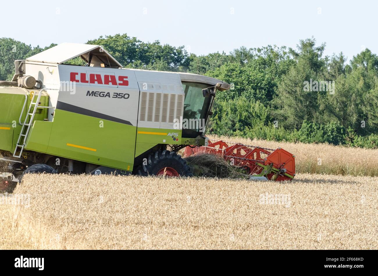 Claas Mega 350 combine harvester with C 450 folding cutterbar in action ...