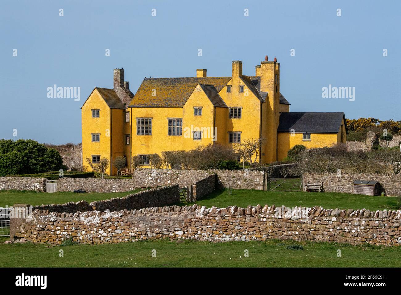 Grade 1 listed building yellow hi-res stock photography and images - Alamy