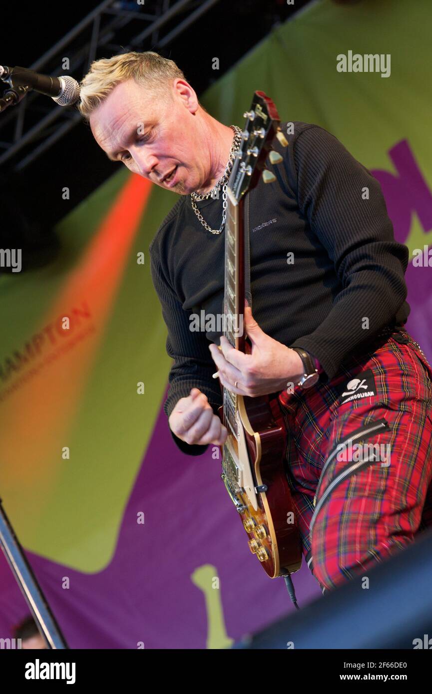 Steve askew kajagoogoo guitarist hi-res stock photography and images ...