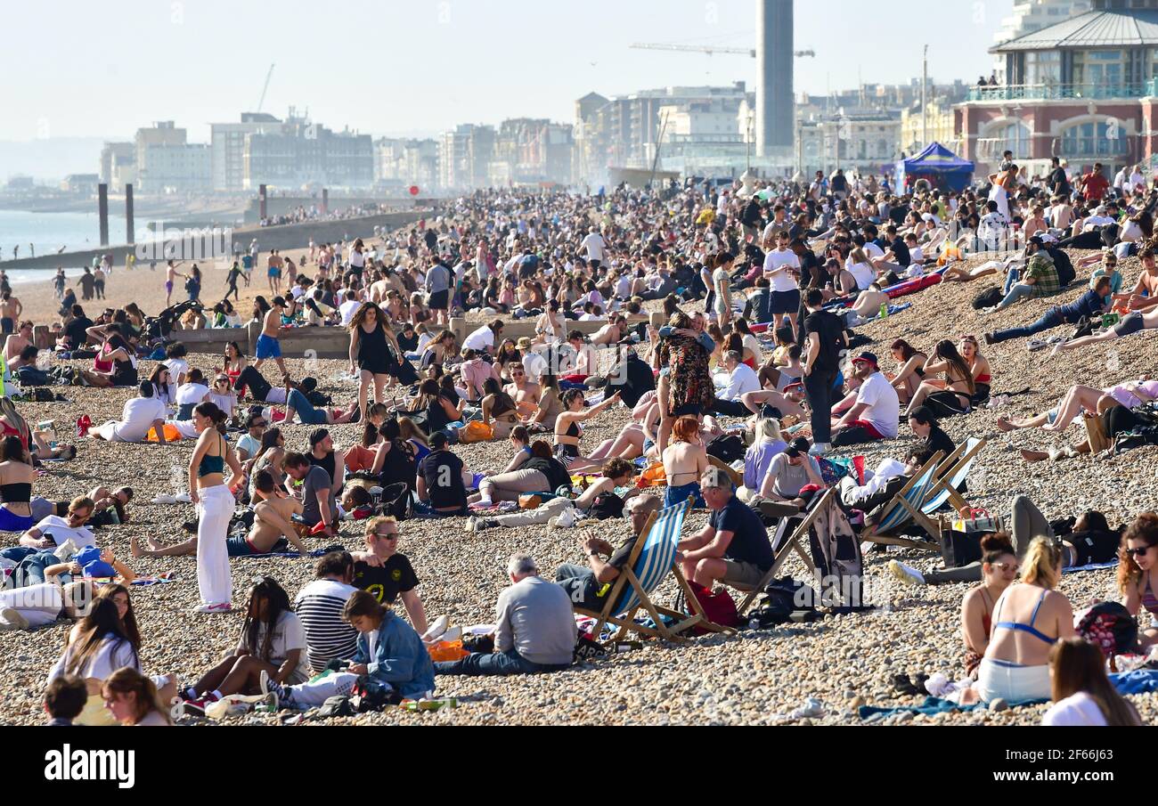 Brighton beach england packed hi-res stock photography and images - Alamy