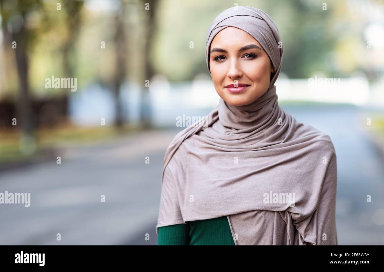 Female muslim wearing hijab hi-res stock photography and images - Alamy