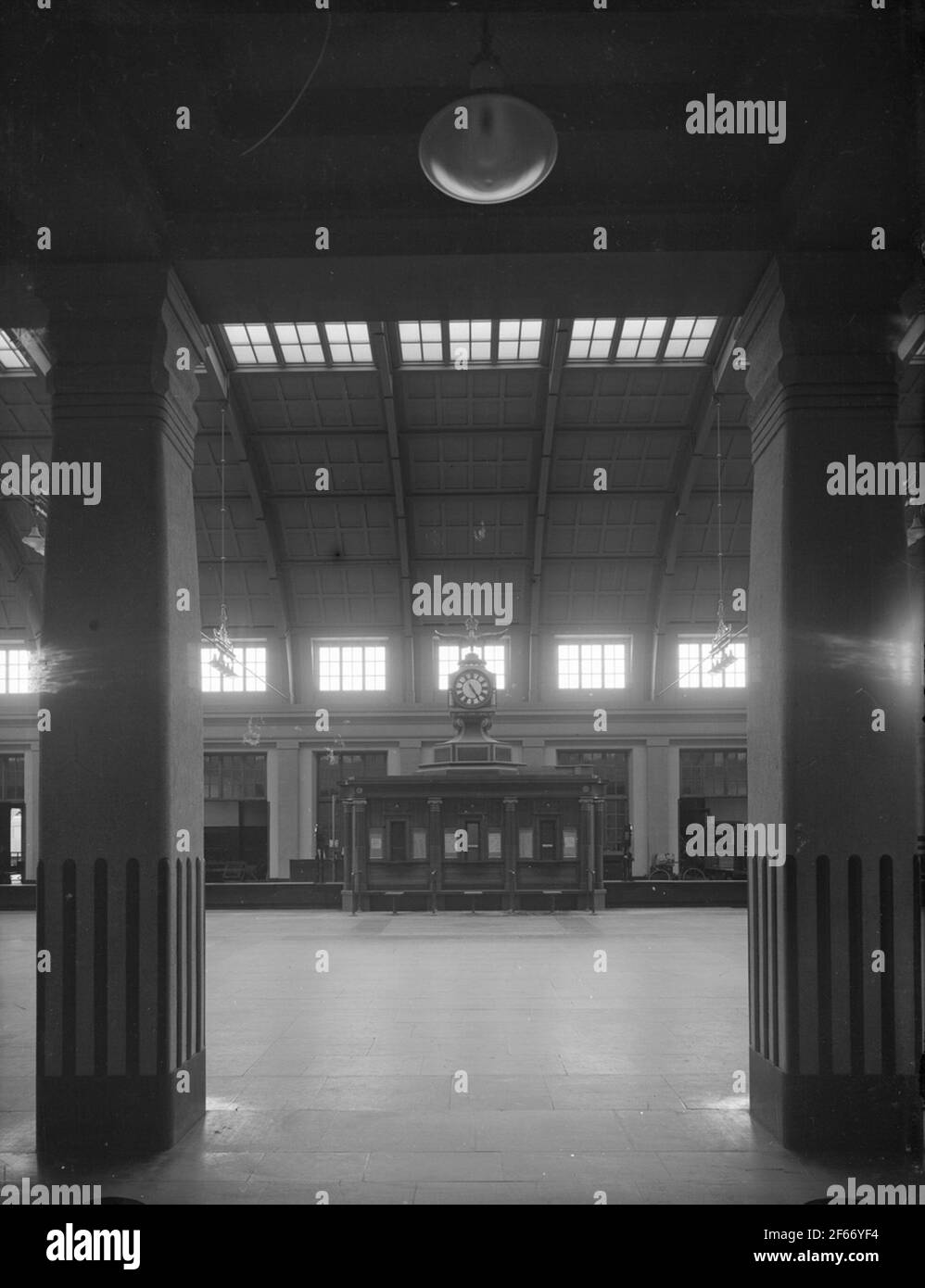 Big hall central station Black and White Stock Photos & Images - Alamy