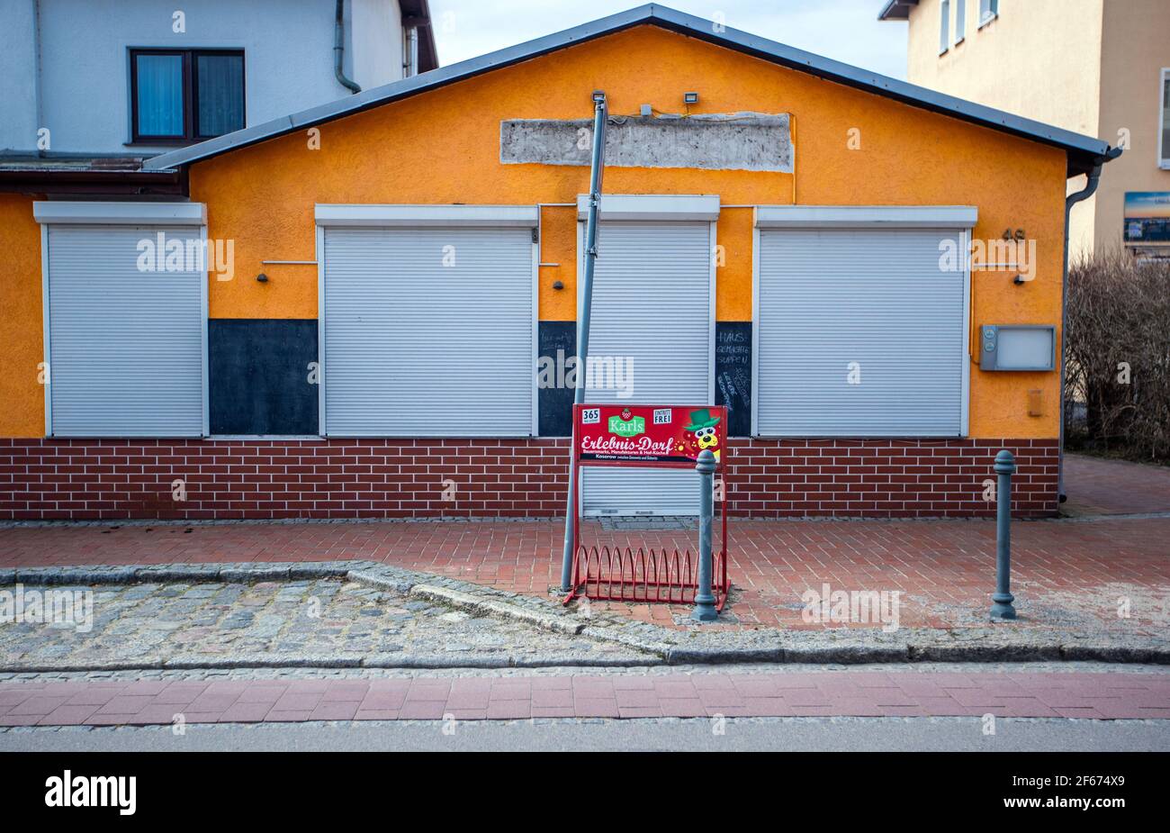 Koserow, Germany. 22nd Mar, 2021. A closed snack bar on the main street ...