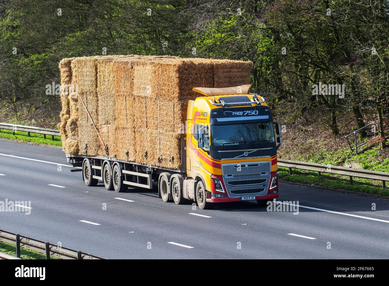 Moving straw bales hi-res stock photography and images - Alamy