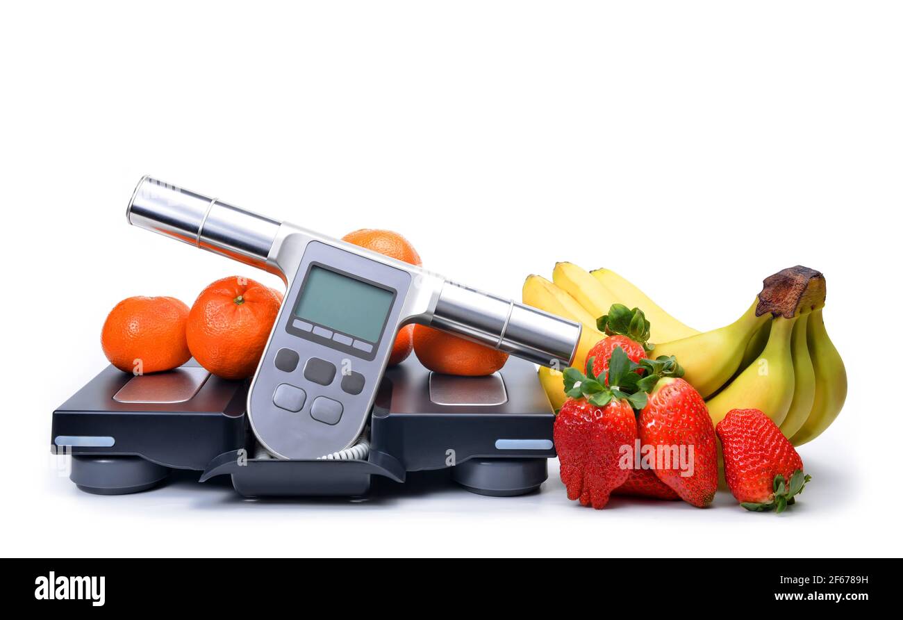 Fruits balance scale hi-res stock photography and images - Alamy