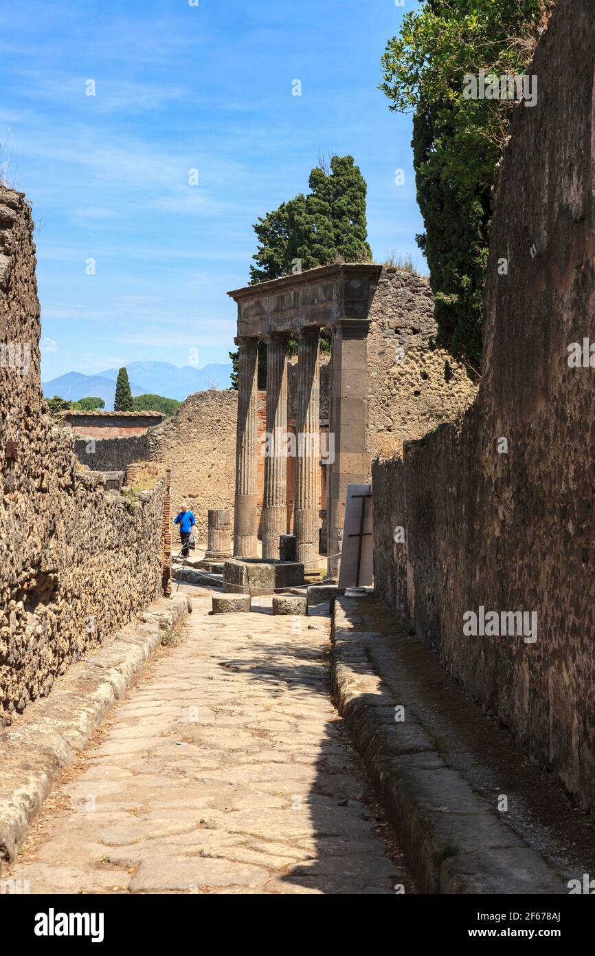 Roman columns in a Pompeii street, Italy Stock Photo - Alamy