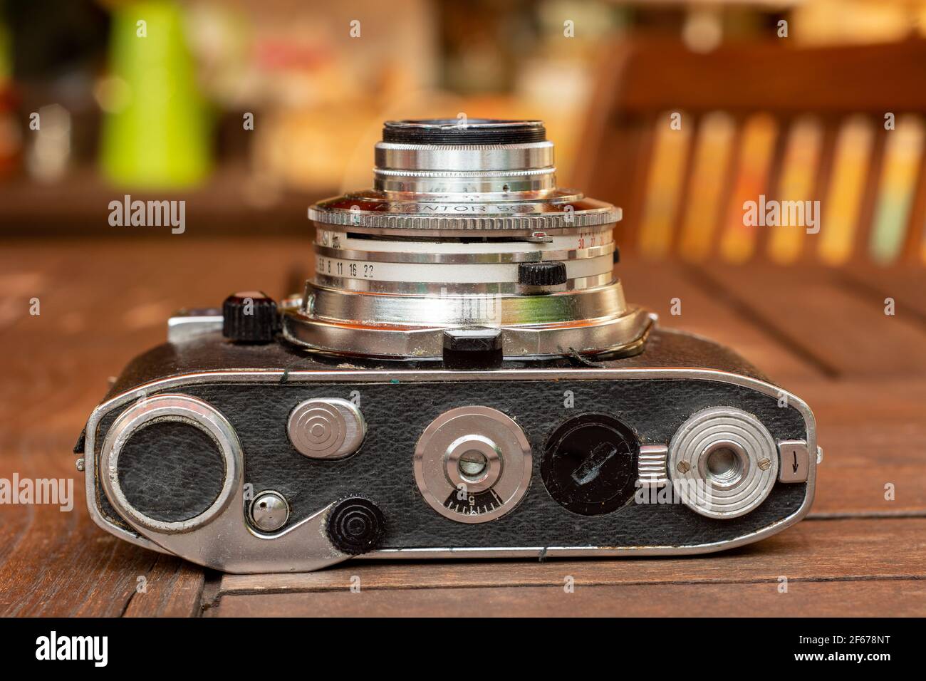 Old analog camera hi-res stock photography and images - Alamy