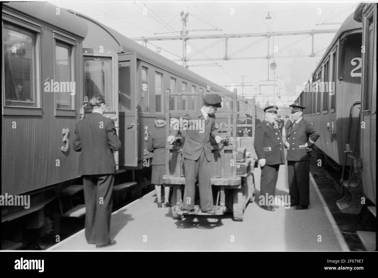 Rail staff on platform hi-res stock photography and images - Alamy
