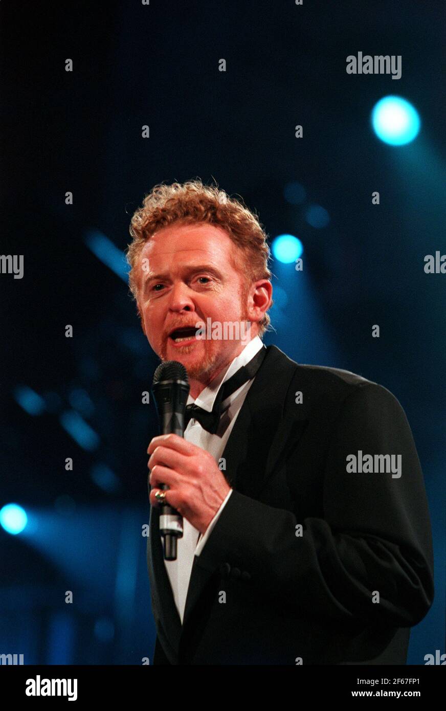 Mick Hucknall of Simply Red performs at Greenwich Jan 2000during the ...