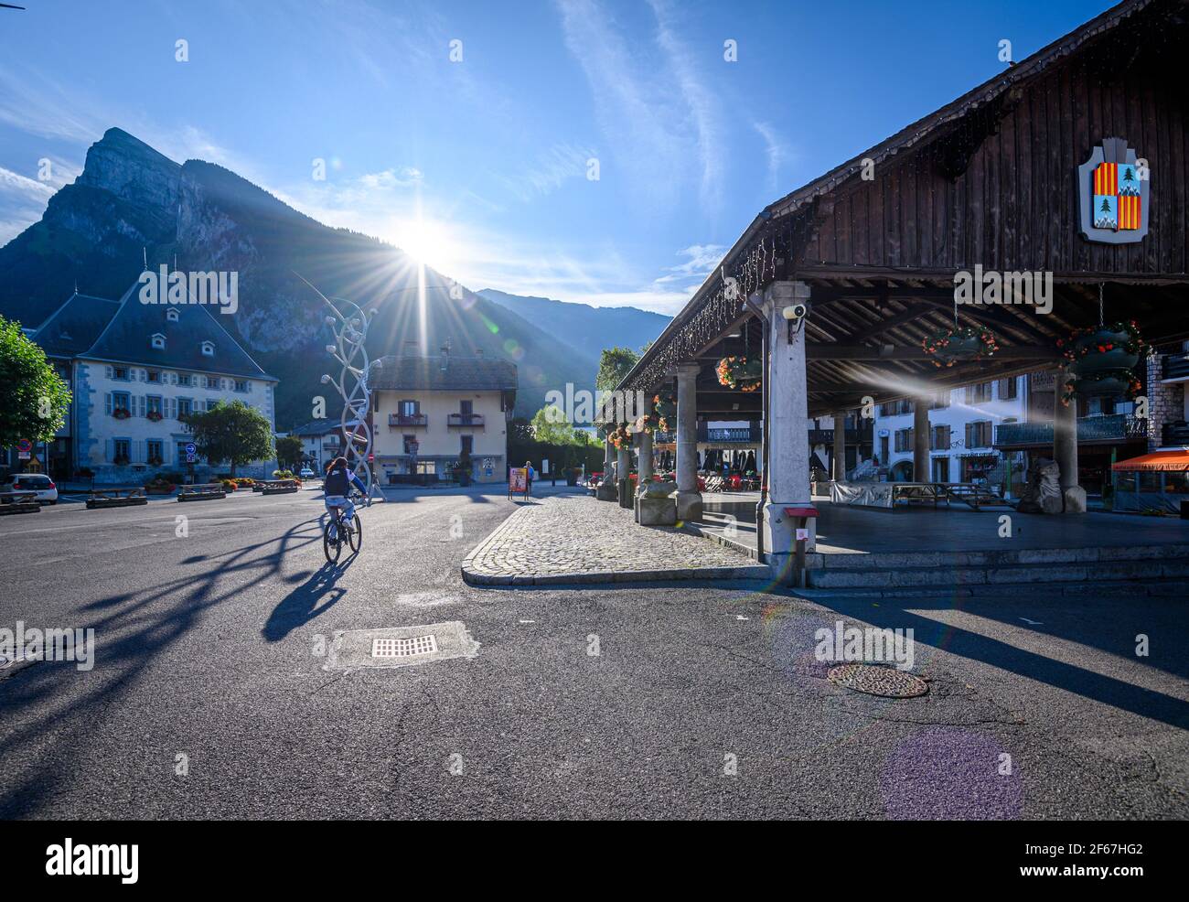 Sun rising behind mountains hi-res stock photography and images - Alamy