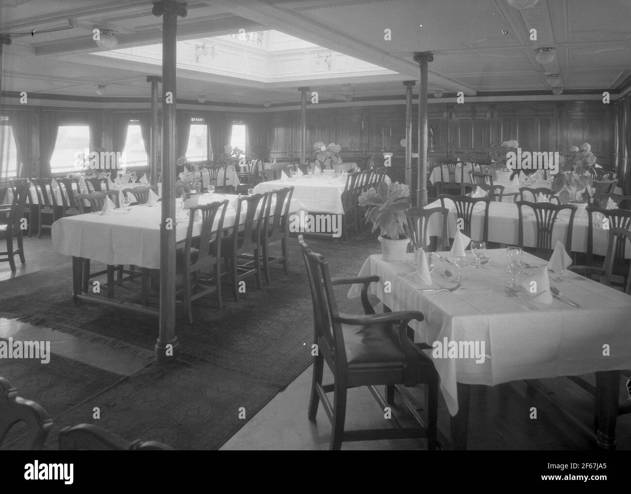 S / S "Queen Victoria", first class smoking salon Stock Photo - Alamy