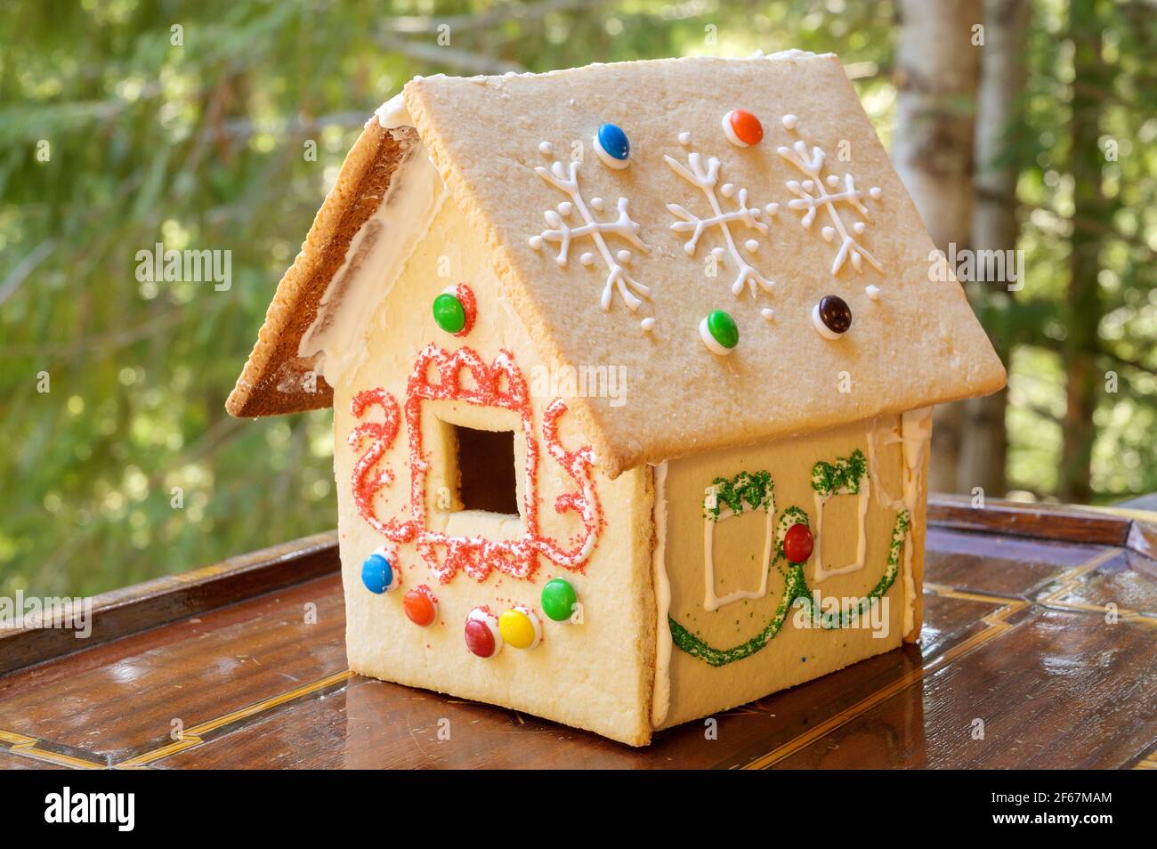 Home baked Christmas gingerbread house Stock Photo - Alamy