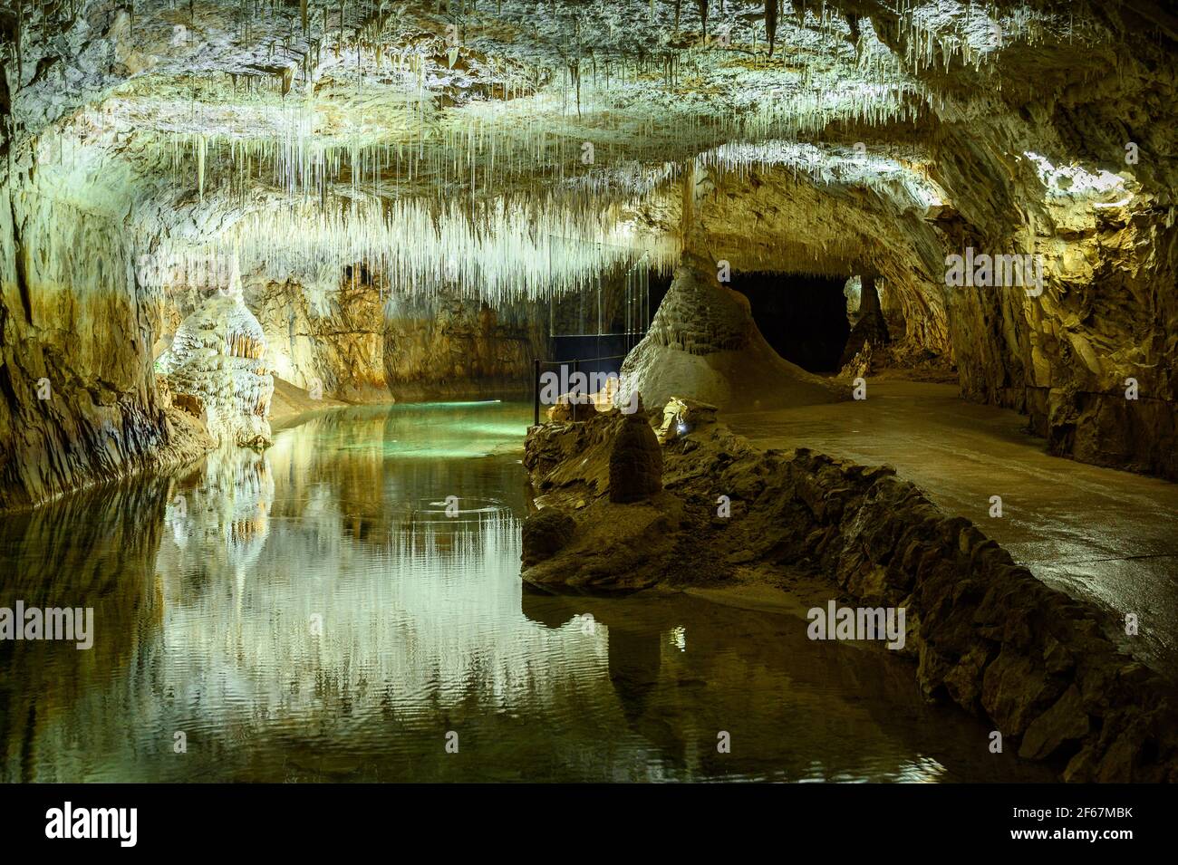 Cave roof hi-res stock photography and images - Alamy