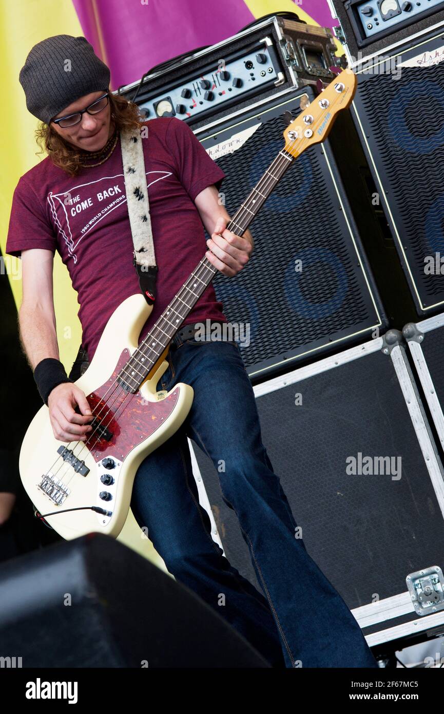Singer bass player british band hi-res stock photography and images - Alamy