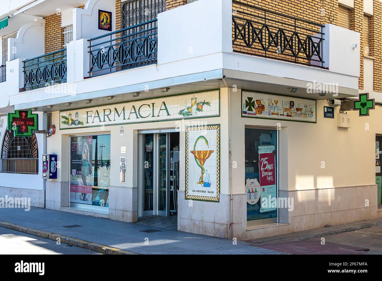 Pharmaceutical pharmacist hi-res stock photography and images - Alamy