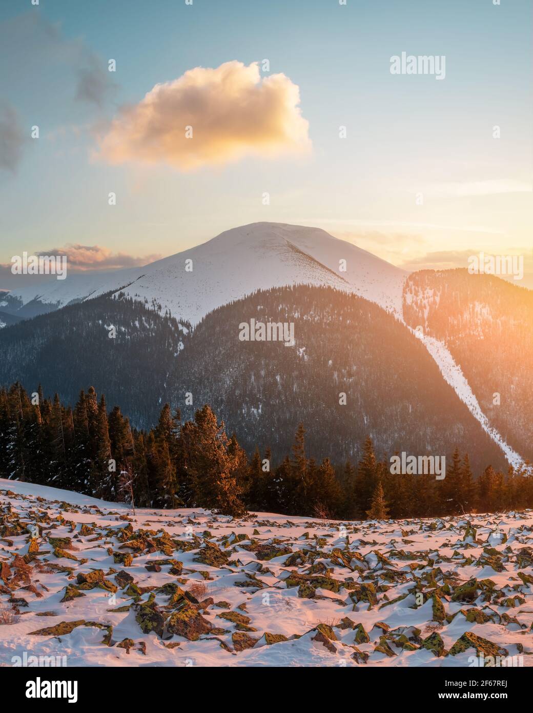 Snowy landscape in the mountains hi-res stock photography and images ...