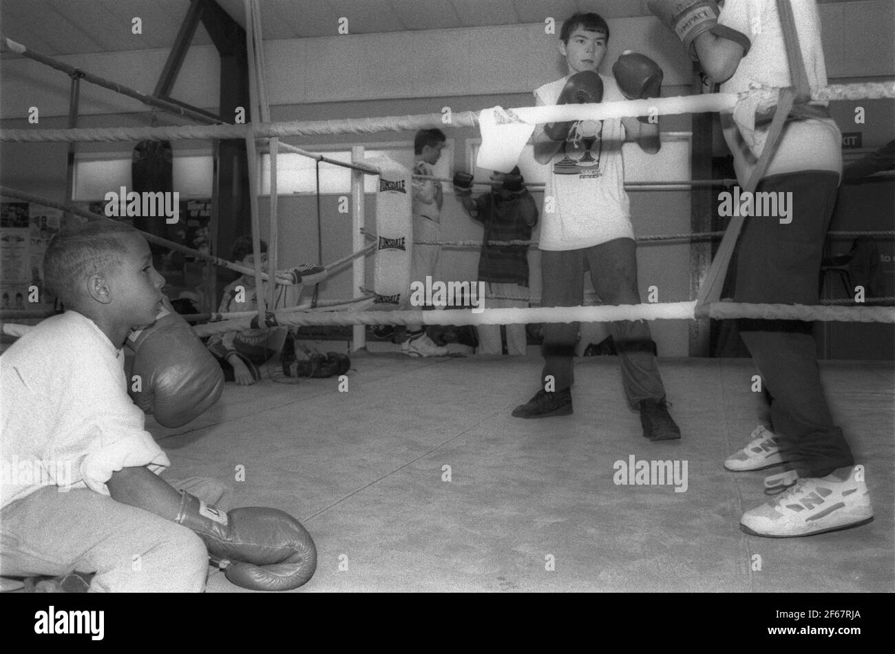 Boxing boys youth club hi-res stock photography and images - Alamy