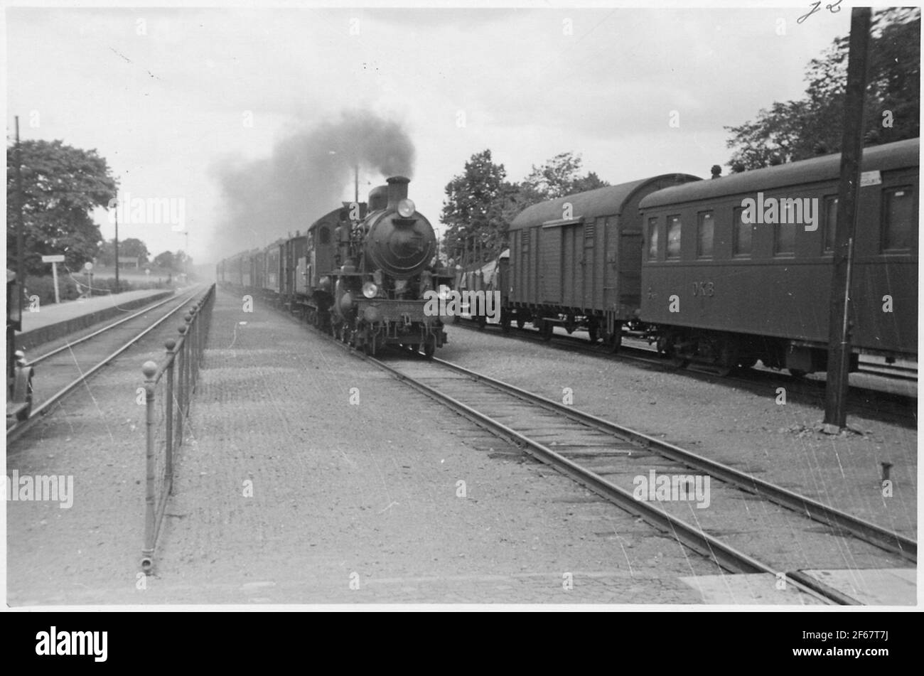 Knivsta station. The kind train drawn by the state's railways, SJ B ...